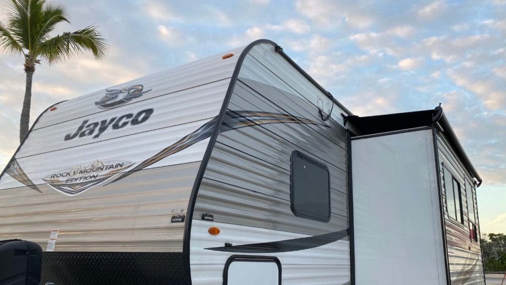 Why AN RV Slide Topper Is An Amazing Accessory For Your RV