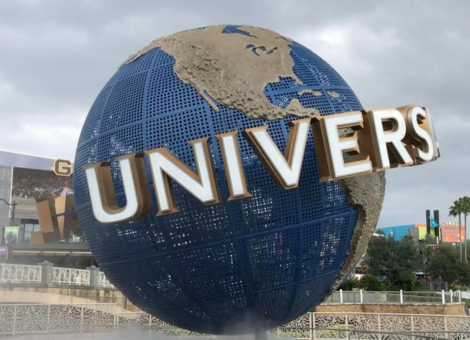 Universal Studios VS Islands of Adventure Which One Is Better?!